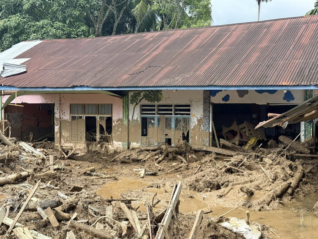 Usaha bersih timbunan kayu, lumpur giat dijalankan di Sumatera – BBC PORTAL
